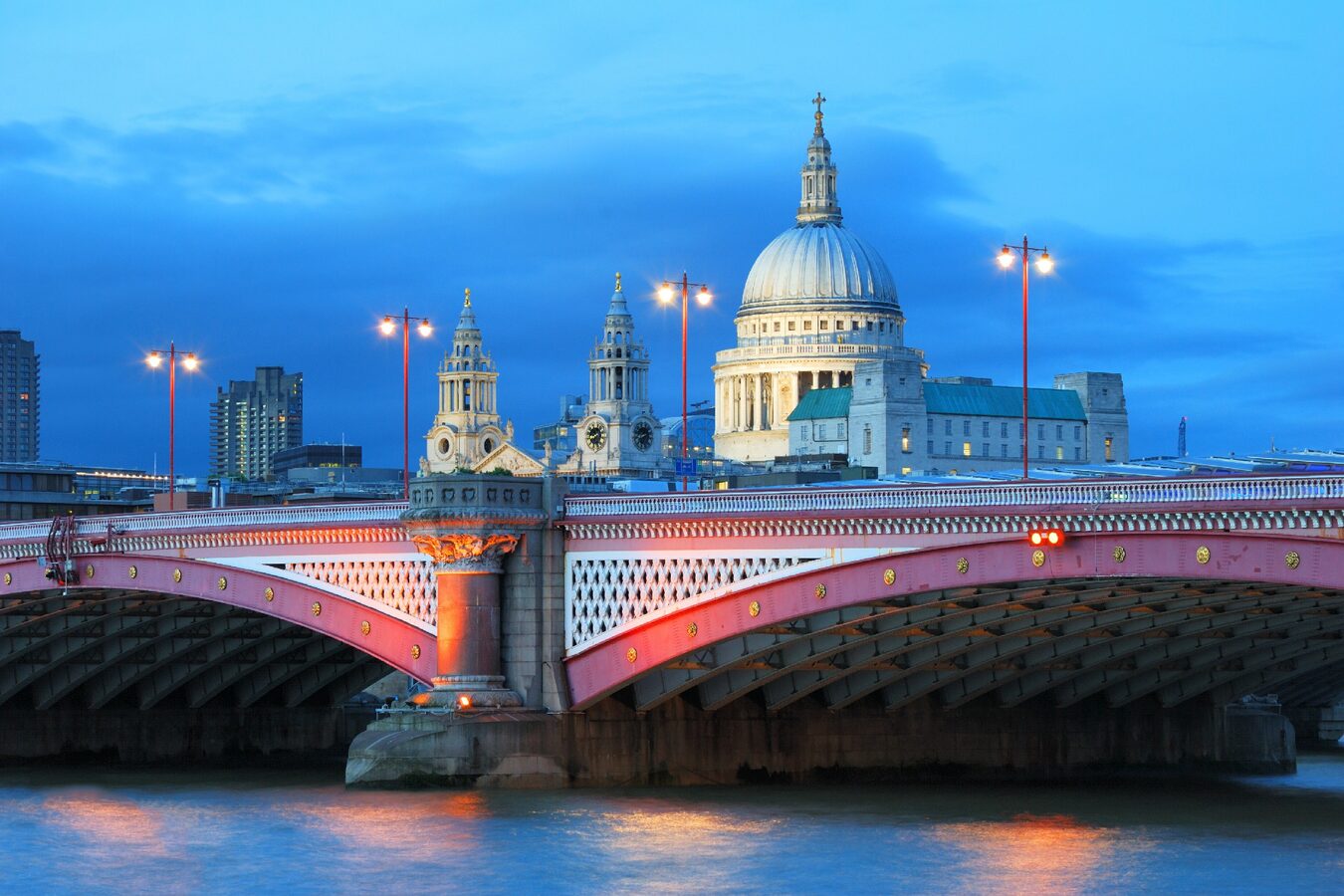 Blackfriars Bridge: Elegant Bridge Over the Thames • Come to London